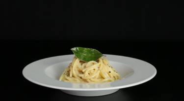 Spaghetti a la guitarra con queso y pimienta | Video receta